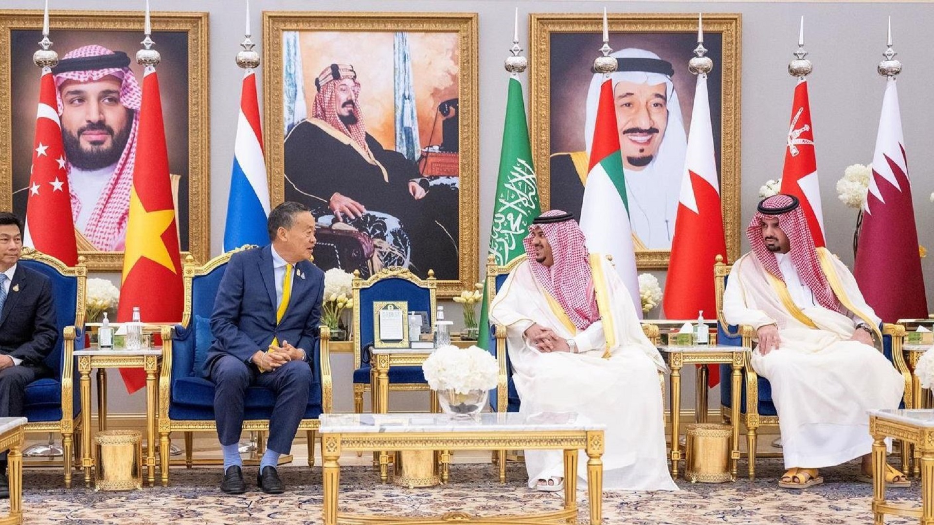 بن سلمان مفتتحاً قمة الخليج آسيان لإقامة دولة فلسطينية وفق حدود